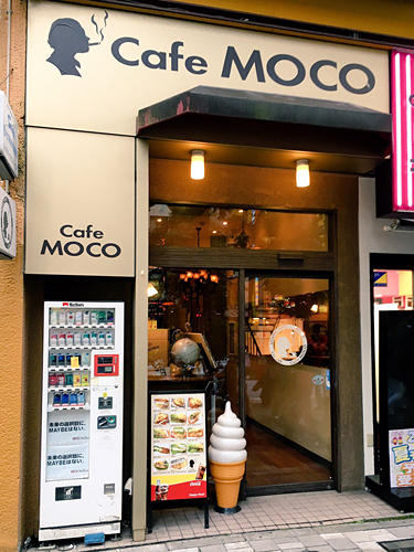 秋葉原名物！ Cafe MOCOの盛り盛りホイップバナナサンドは衝撃のデカさ！ - ネタとぴ