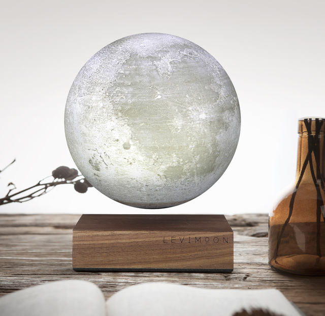浮遊しながらワイヤレス充電! 世界初の浮遊式月型ランプ「Levimoon」の日本上陸に向けたクラファンが明日25日(木)開始～最新の3D技術で ...