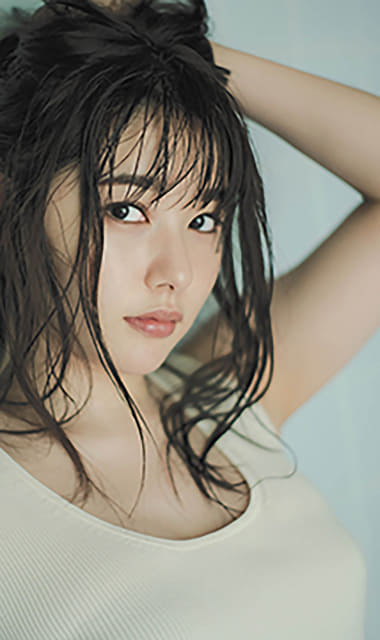 「ごほうびごはん」主演の桜井日奈子が胸元が大胆に開いたサロペット姿で横たわる 史上最高に大人な姿をたっぷりと堪能できる「2022カレンダー
