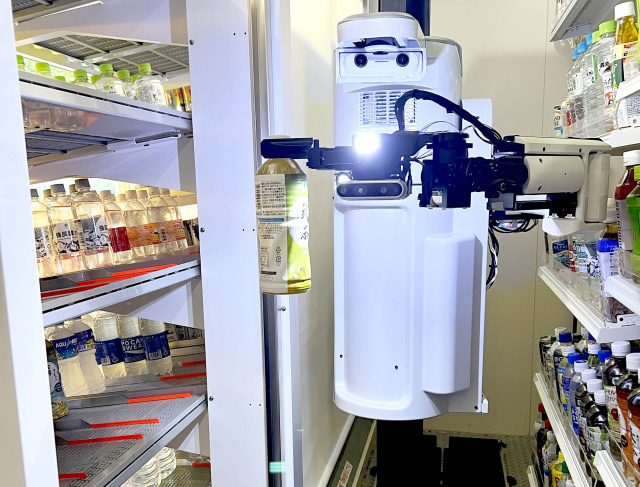 AIロボットが飲料を陳列棚に24時間補充! ファミマがAIロボット「TX SCARA」と店舗作業分析システム「TX Work Analytics」を300店舗へ導入～店舗のさらなる省人化・省力 ...