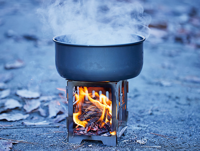 BE-PAL付録史上最大で、肉が焼ける網付き! ogawaとコラボした「“ステンレス”焚き火台SOLO」が付録で税込1,200円の「BE-PAL 3月号」が本日9日(木)発売 - ネタとぴ