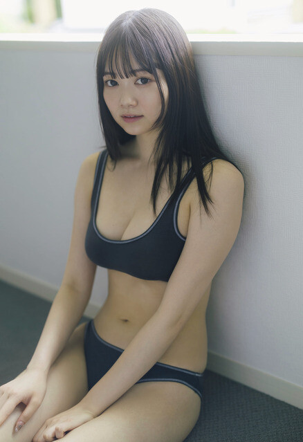 NMB48の新グラビア女王候補・黒田楓和が170cmの高身長の圧巻ボディを水着で披露! 「週プレ」に初登場～「スポーティな水着初めて着て新鮮！ くだものもいっぱい食べれました」 - ネタとぴ