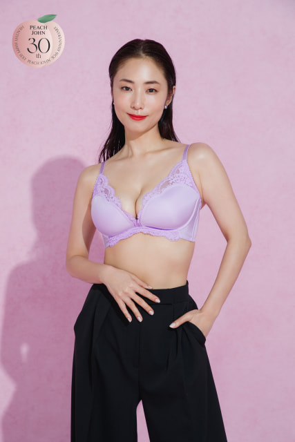 PEACH JOHN30周年スペシャル企画でMEGUMI(42)が「ナイスバディブラ」などド迫力の着用ビジュアルや動画公開! 「胸が大きいので、ホールド感がないとTシャツは難しくて…」 - ネタとぴ