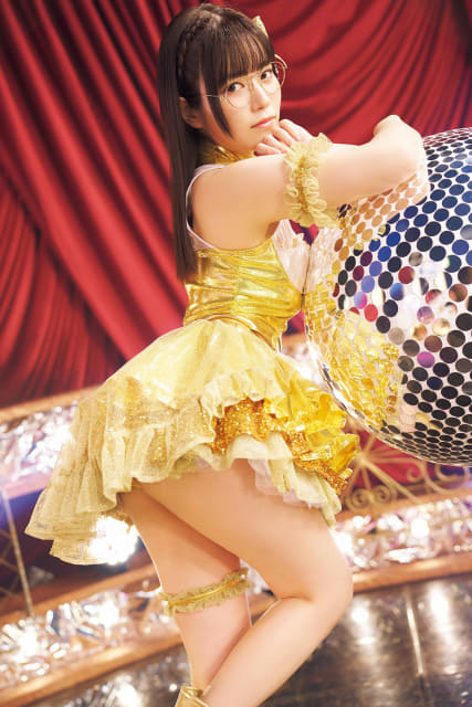 日本一のコスプレイヤー＆グラビアクイーン・えなこや、B90・H100の“二刀流”東雲うみら9人の「PPE41」のセクシー＆キュートなゴールド衣装姿を無料で! 「ヤングアニマルWeb」で無料 ...