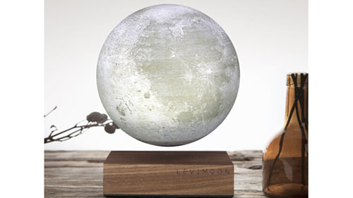 浮遊しながらワイヤレス充電! 世界初の浮遊式月型ランプ「Levimoon」の日本上陸に向けたクラファンが明日25日(木)開始～最新の3D技術で ...