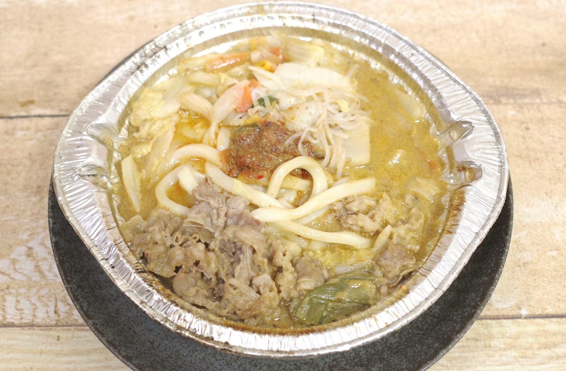 【食レポ】すき家の「肉味噌牛担々鍋定食」 テイクアウト版はガス火・ih両対応の専用容器のおかげで即調理可能 熱々辛々なスープが牛肉、野菜